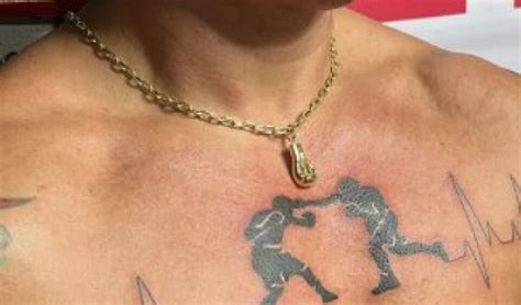 Popó tatua nome e imagem de Whindersson Nunes após luta Mais Brasília