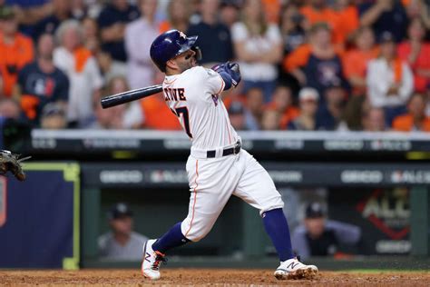 Altuve bateó su hit 2 000 en la MLB El Sumario Altuve bateó su hit 2