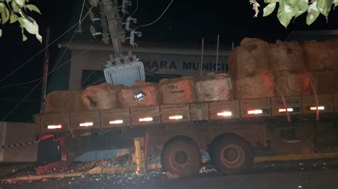 Caminhão desgovernado derruba postes e deixa rua em Tejupá sem energia