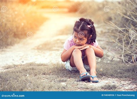 Petite Fille Seule Et Triste S Asseyant En Parc Photo Stock Image Du
