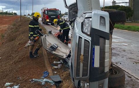 Caminhonete capota e três são socorridos na BR 163 entre Sinop Sorriso
