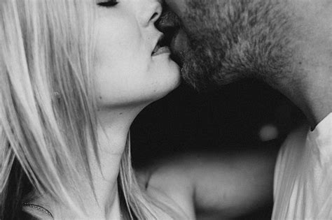 Qué es y cómo se hace el beso blanco Relaciones Doncomos