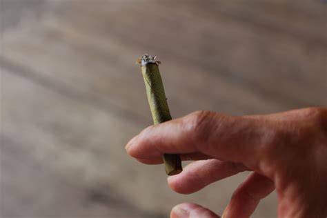 自己拿烟烟烫手图片烫手图片大山谷图库