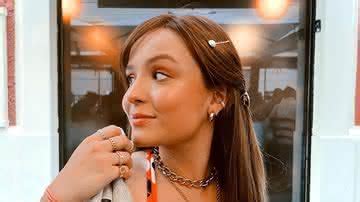 Larissa Manoela exibe bumbum empinado biquíni lilás