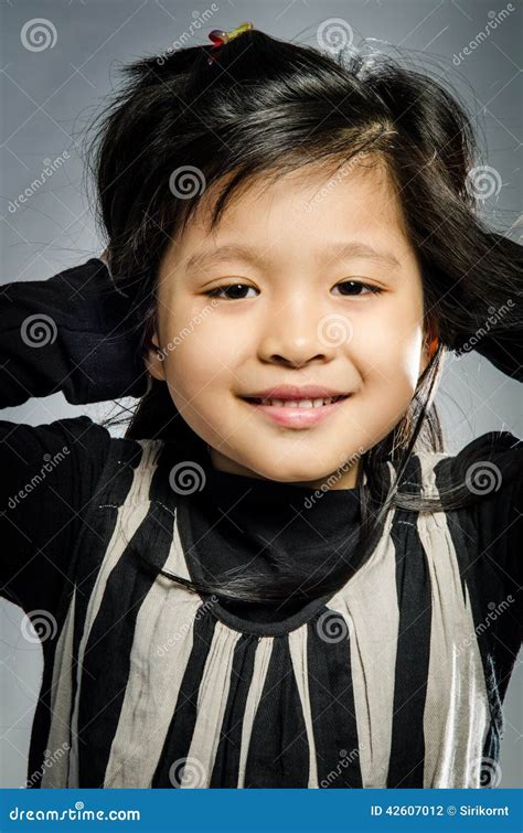 Portrait De Petite Fille Mignonne Asiatique Heureuse Photo Stock