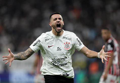 Renato Augusto joga Corinthians faz mistério meia antes da