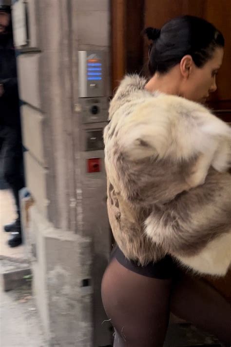 Tat L Bianc I Censori Vrea S L Confrunte Pe Kanye West Familia E