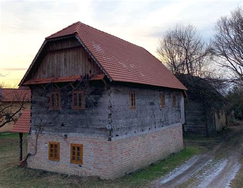 Tradicijska Posavska Drvena Ku A Sa Zemlji Tem Desni Dubrov Ak