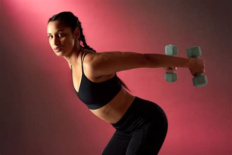 Bras musclés après 50 ans 3 exercices pour raffermir la peau relâchée