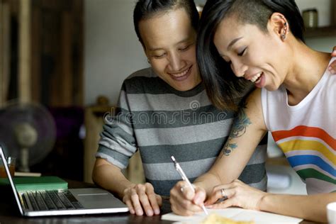 LGBT女同性恋的夫妇片刻幸福概念 库存照片 图片 包括有 女孩 感觉 概念 休闲 平等 行家 89802300