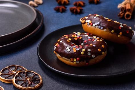Concepto de repostería donuts con glaseado de chocolate con chispas