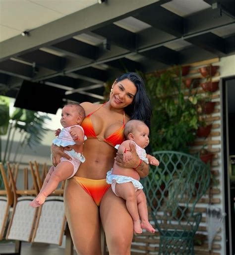 Primeira dama de Arari posta fotos filhas gêmeas e beleza chama