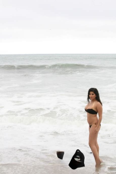 Le célèbre mannequin indien Sunny Leone pose en maillot de bain noir