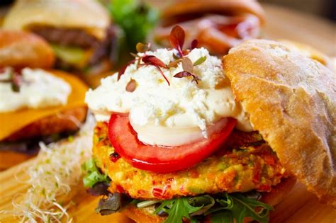 Hambúrguer vegetariano feito uma mistura de vegetais e produtos