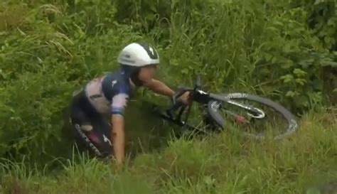 Vidéos Remco Evenepoel chute et finit dans le fossé sur le