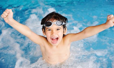 Comment apprendre à nager enfant et familiariser les petits avec leau