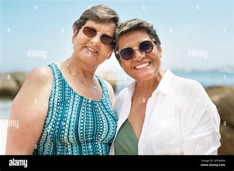Auf Das Anmutige Altern Mit Meinem Besten Freund Zwei Reife Freunde Die An Einem Tag Am Strand