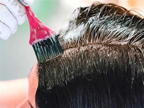 Se tiñó el pelo usó una bolsa de supermercado para acelerar el proceso