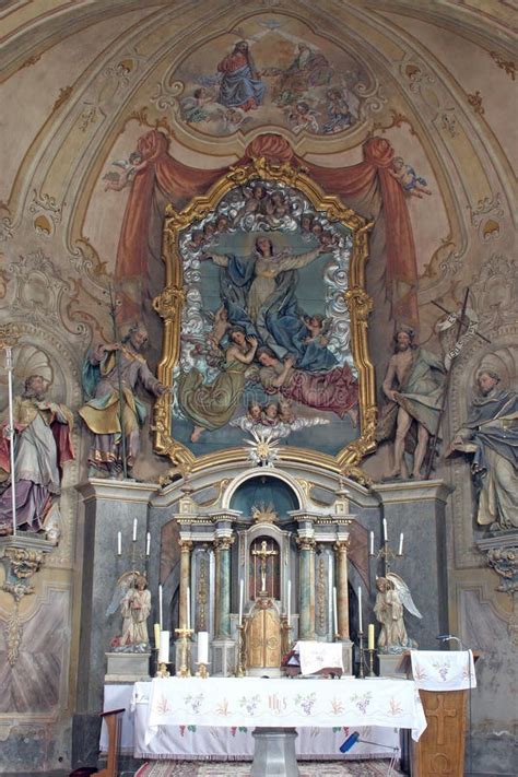 Asunción Del Altar De María Virgen En La Iglesia De Asunción En Sveta
