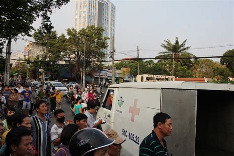 Người đàn ông chết trên cầu bộ hành nội tạng bị lòi ra ngoài