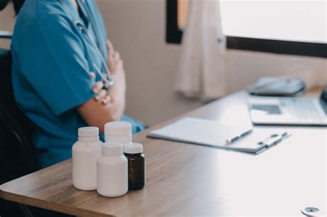 Une Femme Médecin Asiatique A Rendu Visite à Une Femme Patiente Pour