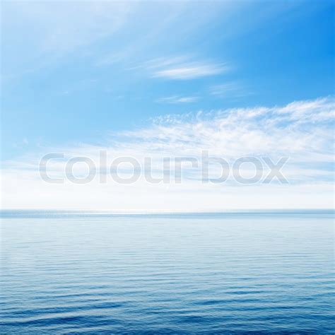 Bl Hav Og Overskyet Himmel Over Det Stock Foto Colourbox