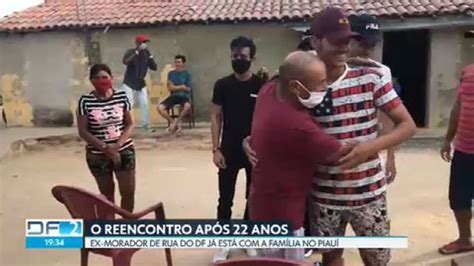 Veja como foi o reencontro do ex morador de rua do DF a família no