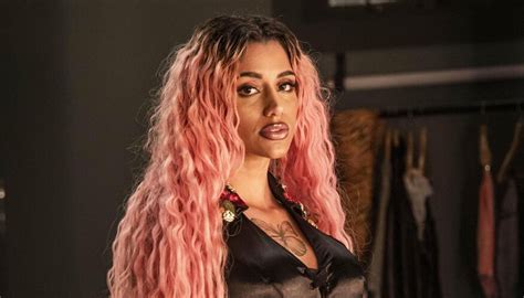 Azzy volta para casa após ficar dias hospitalizada