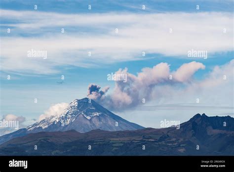 Erupción del Volcán Cotopaxi con nube de ceniza y explosión Quito
