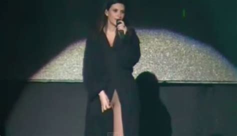 Descuido De Laura Pausini Se Abre El Vestido Sin Ropa Interior Debajo