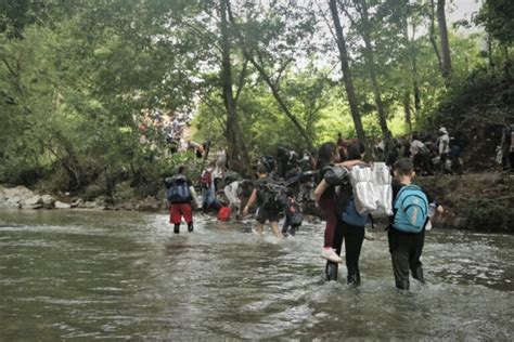 Panamá deporta a primer grupo de migrantes detenidos en el Darién bajo