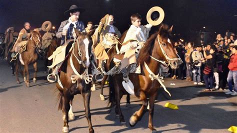Empiezan los festejos del Éxodo Jujeño con la marcha evocativa y los