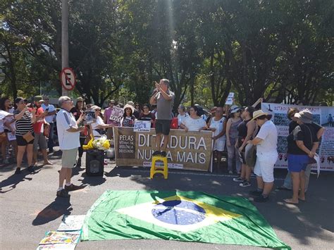 Manifestantes fazem ato contra a ditadura militar em Brasília