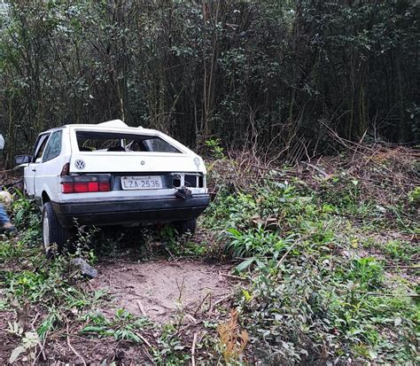 Motorista fica ferido após perder controle do carro e despencar de