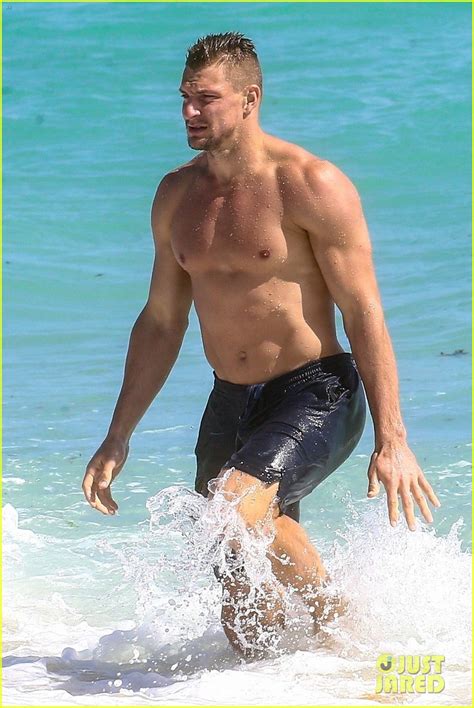 NFL S Rob Gronkowski Looks Like He Doesn T Miss A Day At The Gym