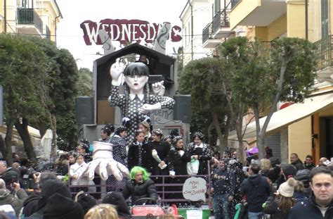 Diano Marina Fa Il Pieno Di Gente Per La Sfilata Dei Carri Di Carnevale