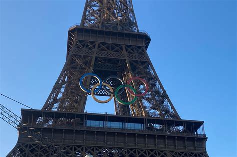 JO Paris 2024 les anneaux olympiques géants ont été installés sur la
