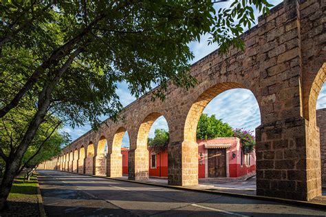 Morelia México Acueducto Colonial Historic Landmark Red House Mexican