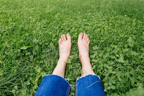 Mujer De Piernas Relajándose Sobre El Césped Pies Femeninos Sobre