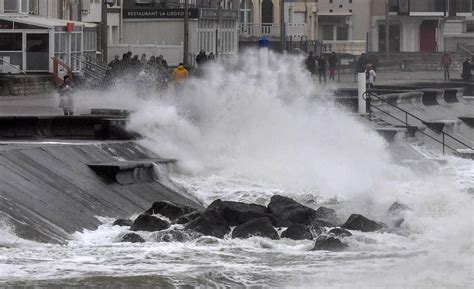 Tempête Ciara alerte aux vagues submersion dans lOuest et aux
