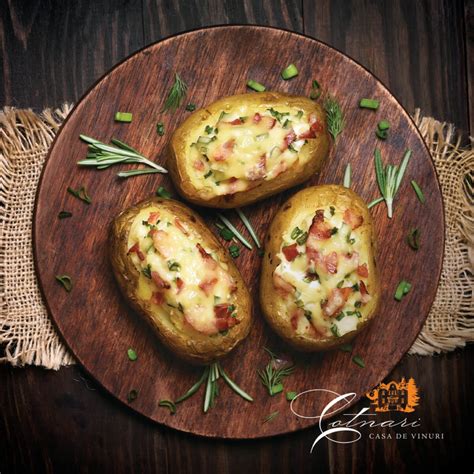 Cartofi la cuptor umpluți cu bacon și brânză Cheddar Casa de Vinuri