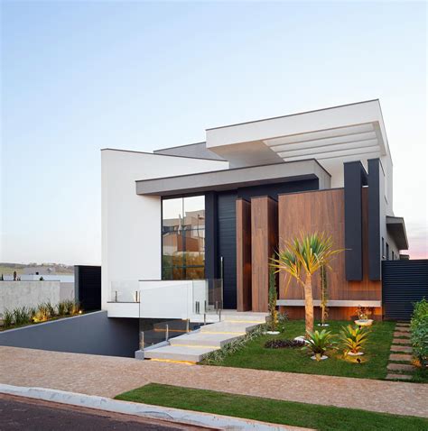 Fachada de casa térrea estilo contemporâneo e garagem subterrânea