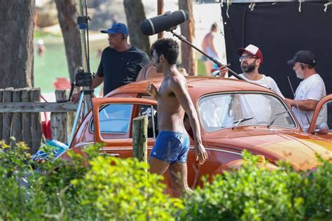 Ícaro Silva e Johnny Massaro trocam beijos em gravação no Rio fotos