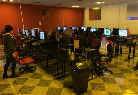 Fiscalização fecha bingo clandestino 32 pessoas e apreende 38