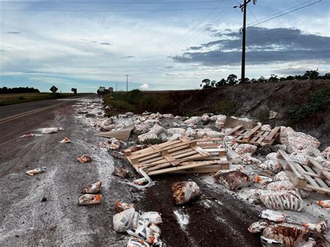 Carreta 31 Toneladas De Farinha De Trigo Tomba Na PR 491 Em Nova