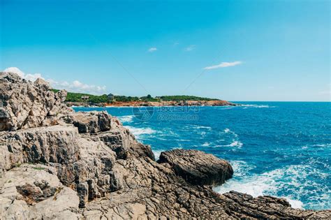 黑山的海上岩石落基海岸狂野海高清图片下载 正版图片507375972 摄图网
