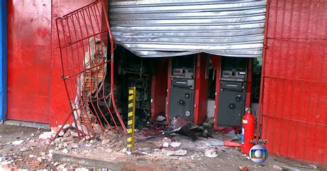 G1 Criminosos explodem caixas eletrônicos de supermercado em SP