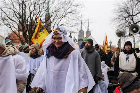 Orszak Trzech Króli na ulicach Wrocławia Deszcz i zimno ale było kol