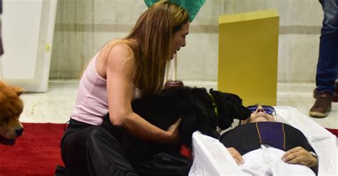 Velório do cantor Nahim ex mulher tem crise de choro e caixão é