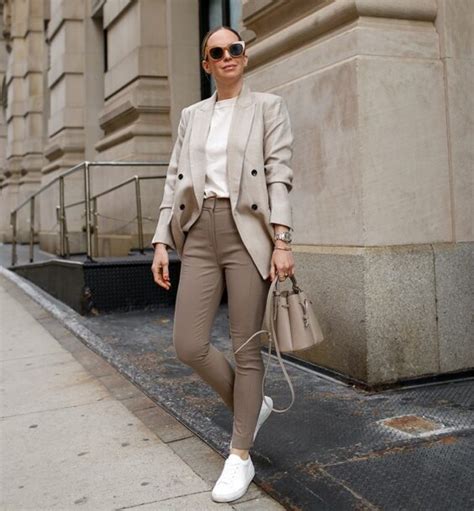 13 Ideas De Outfits Con Tenis Para La Oficina Mujer Saludable 10